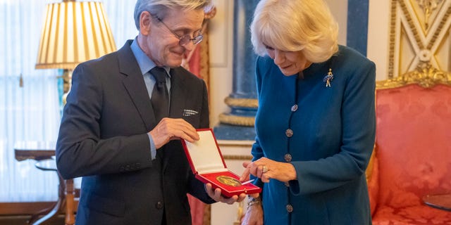 Camilla Parker Bowles Queen Consort Honors Sex And The City Star At