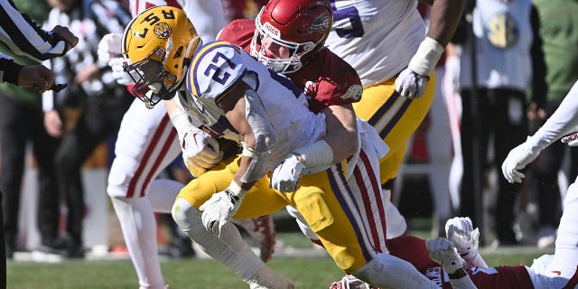 No. 7 LSU holds on to beat Arkansas, remains in first place in the SEC ...