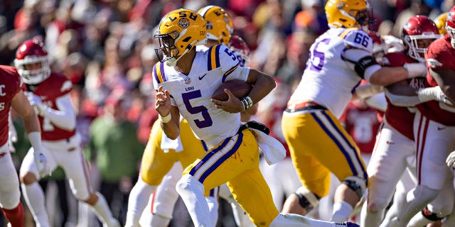 No. 7 LSU holds on to beat Arkansas, remains in first place in the SEC ...