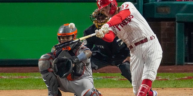 Jayme Hoskins, wife of Phillies star, buys beer for fans during World ...