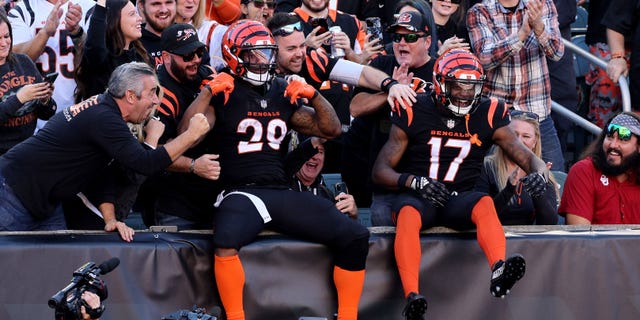 Bengals' Joe Mixon carries offense with five touchdowns, blows out ...