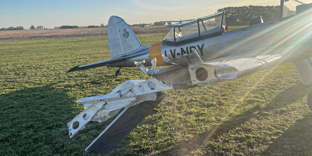 Crash! Plane hits radio antenna as pilot does stunts at airshow — see ...