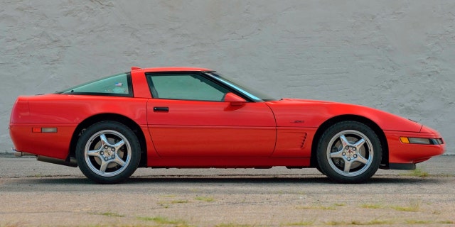 Kansas man auctioning his amazing collection of 15 red Corvettes | Fox News