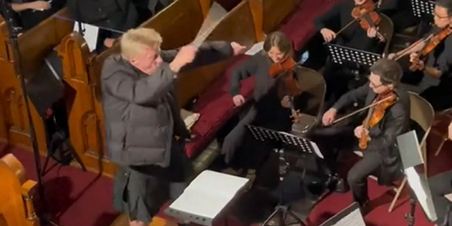 NYC guest orchestra conductor goes viral for energetic 'Sleigh Ride ...