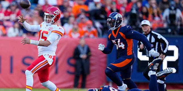 Patrick Mahomes throws unreal no-look pass to Jerick McKinnon for ...