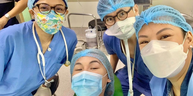 'Eye' on life: Woman goes viral for showing how she inserts artificial ...