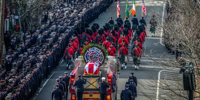 Veteran FDNY firefighter's funeral draws hundreds, spectators line road ...