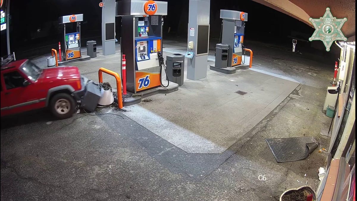 Washington robbers drive away empty-handed after hitting roadblock in ... Washington robbers drive away empty-handed after hitting roadblock in ...