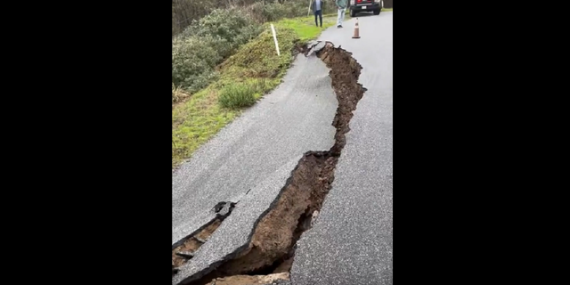 California storms: Video shows road collapsing down a hill in San Mateo ...
