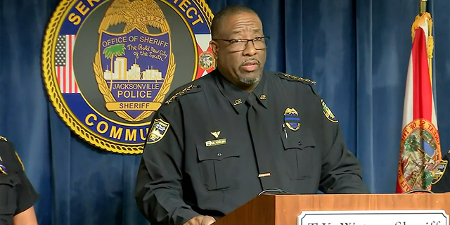 Florida Police Officer Shot In Face By Burglary Suspect Five Officers