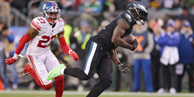 AJ Brown rewrites Eagles' record books on first play of game vs Giants ... AJ Brown rewrites Eagles' record books on first play of game vs Giants ...