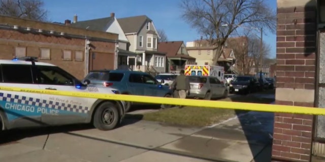 Chicago police searching for suspects after 2 killed, 3 wounded in ...