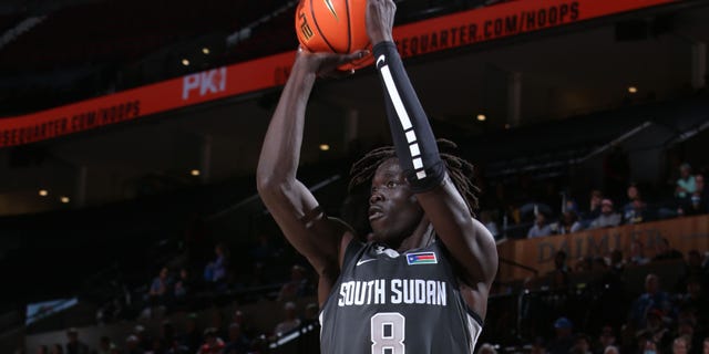Iowa State commit throws down insane between-the-legs dunk during game ...