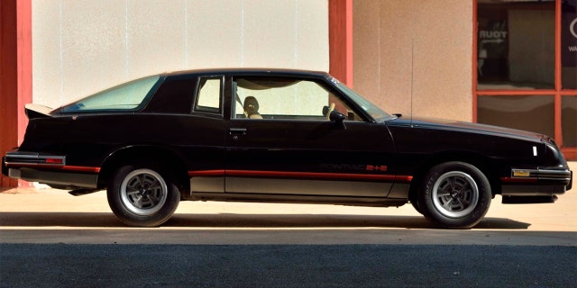 One-of-a-kind Pontiac Grand Prix NASCAR-style coupe up for auction ...