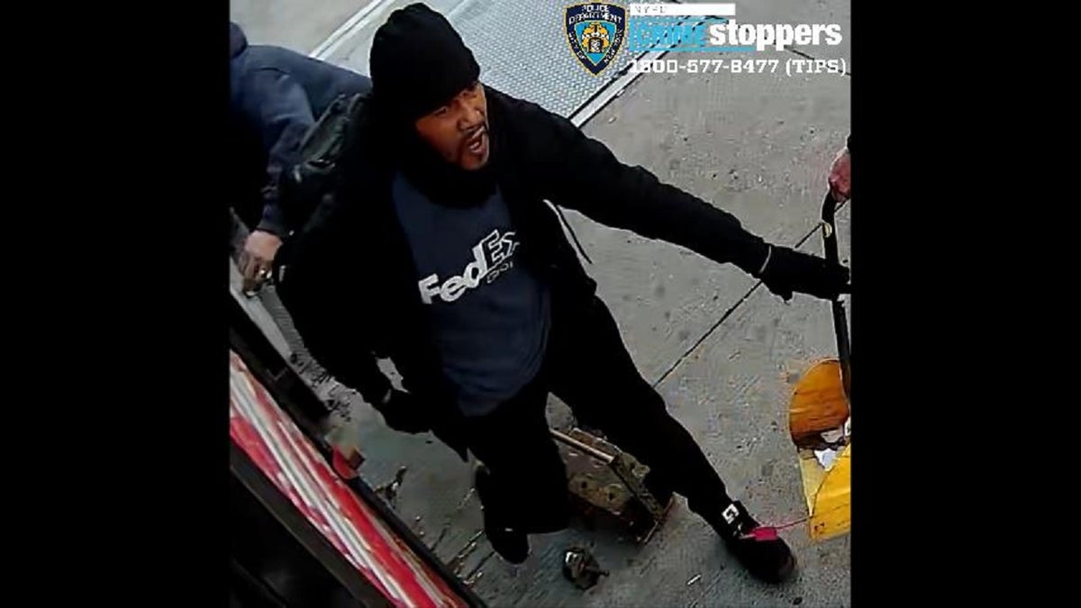 Video shows suspects threatening electronic store owner's family in ... Video shows suspects threatening electronic store owner's family in ...