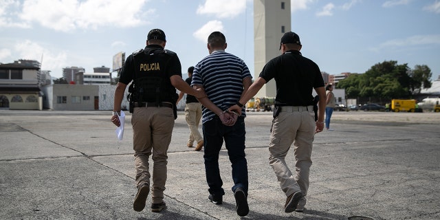 Federal judge slaps down ban on Seattle ICE deportation flights ...