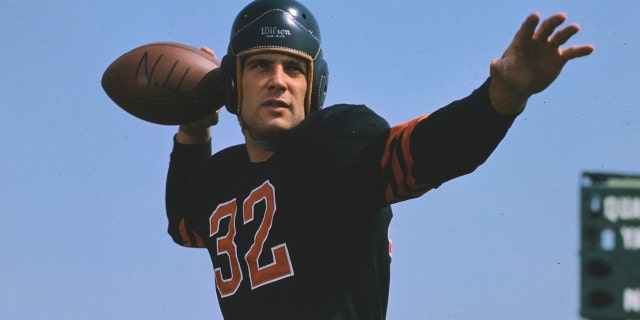 Johnny Lujack, Notre Dame football legend, dead at 98 | Fox News