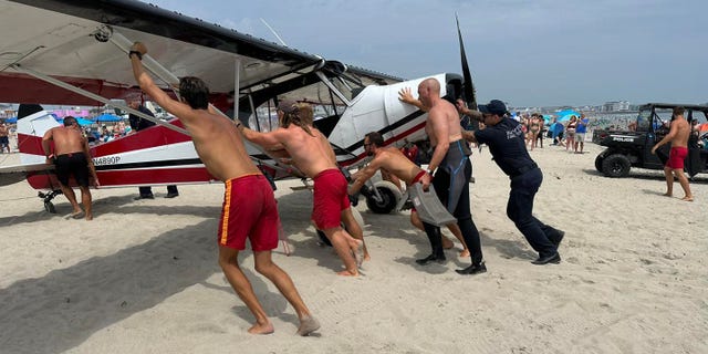 Video captures plane crash landing at New Hampshire beach | Fox News