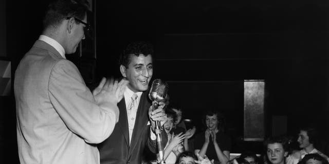 Tony Bennett liberated concentration camp while serving in WWII ...