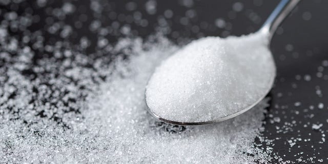 Regular sugar vs. artificial sweetener: Is one worse for you than ...