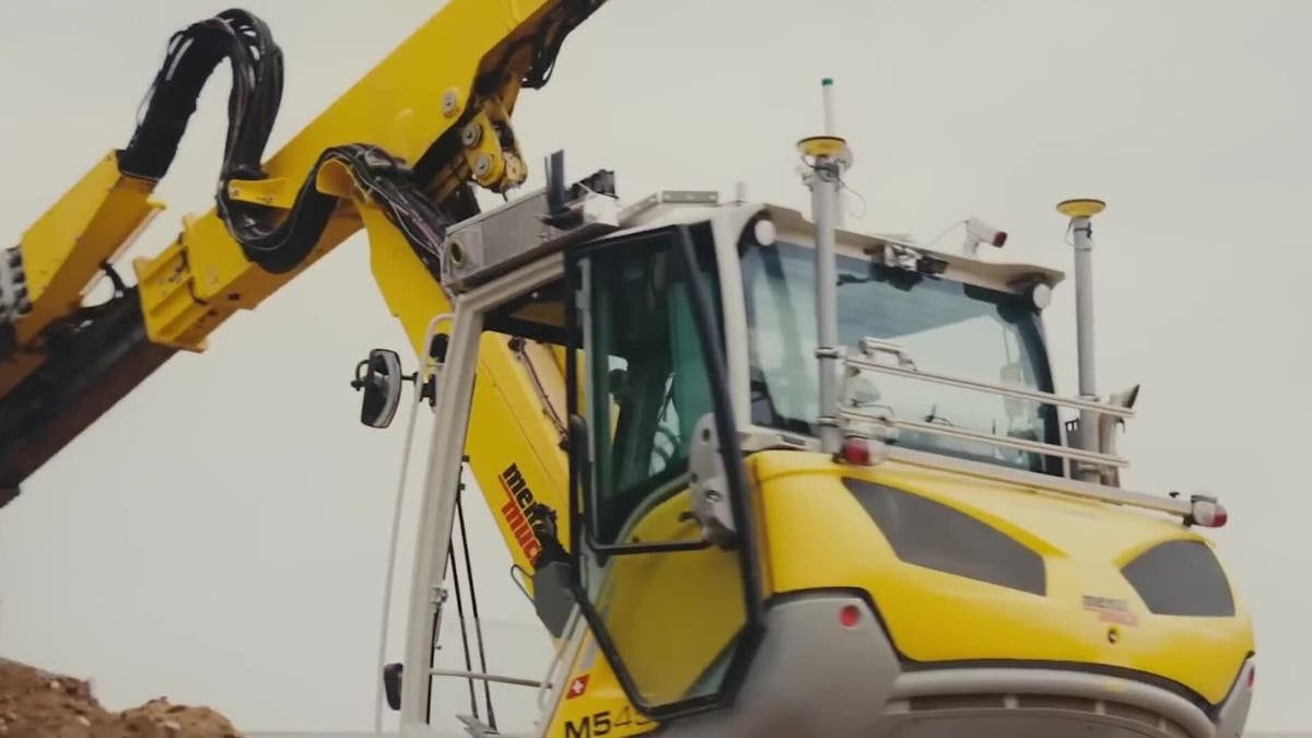 No humans needed here: How this robot builds walls all by itself | Fox News