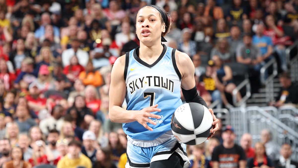 Chicago crowd gives Chennedy Carter standing ovation in first game ... Chicago crowd gives Chennedy Carter standing ovation in first game ...