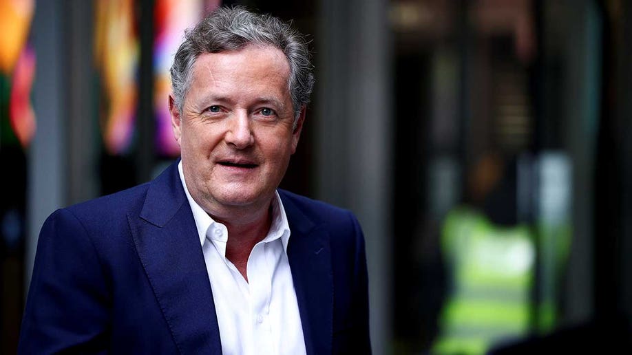 Piers Morgan una pierna tras tropezar en un restaurante de Londres.