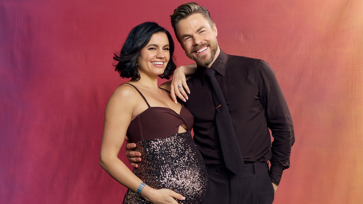 Hayley Erbert y Derek Hough dan la bienvenida a su bebé, dos años ...