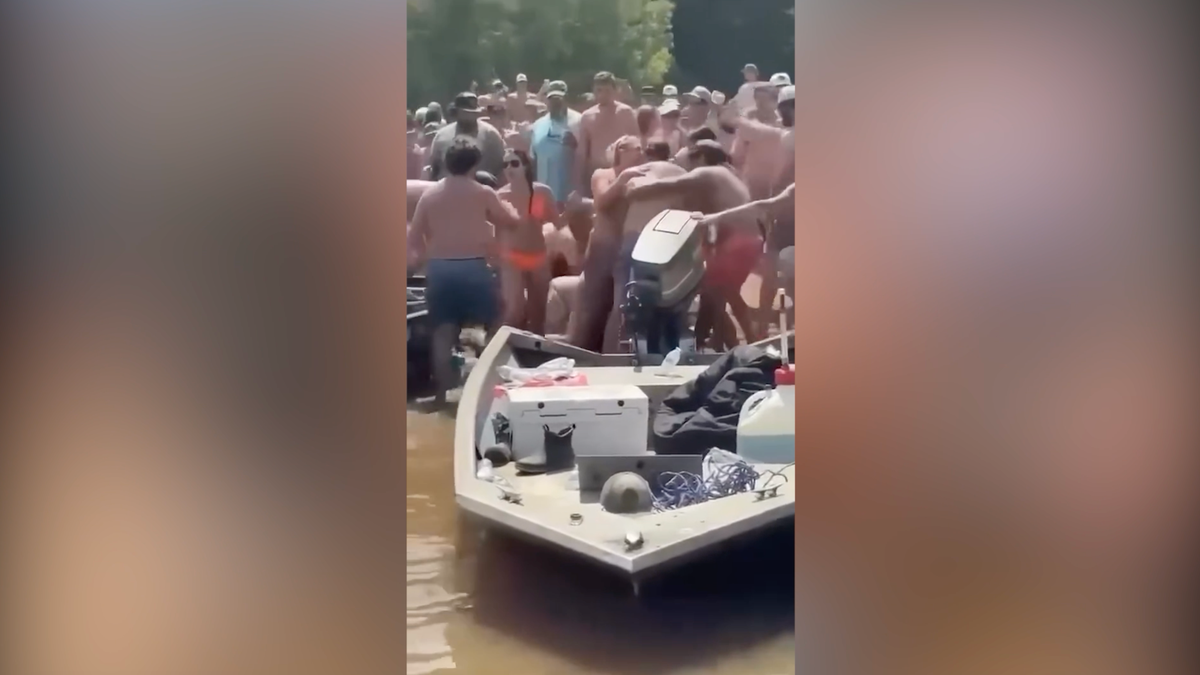 Video: Fight breaks out among boaters at popular South Carolina sandbar ...